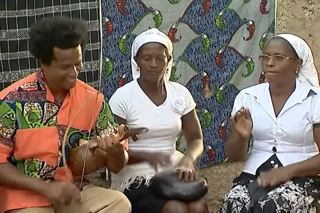 Instrumento musical e artesanal cabo-verdiano cimboa elevado a ...