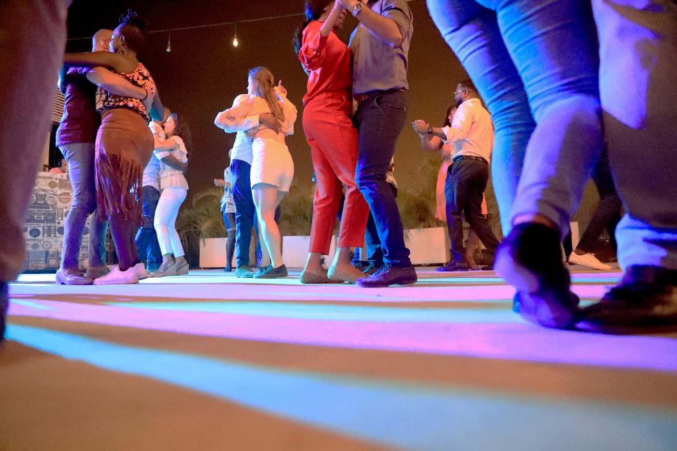 Kizomba aquece noites de Luanda unindo gerações e nacionalidades ...